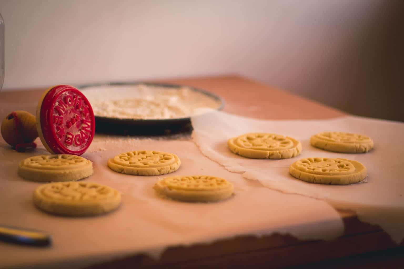 Parchment Paper Vs Baking Paper Vs Wax Paper Difference And Substitutes parchment-paper-vs-baking-paper-vs-wax-paper-difference-and-substitutes